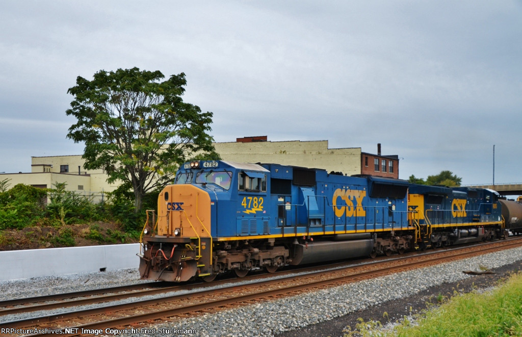 CSX 4782 fronts 389.